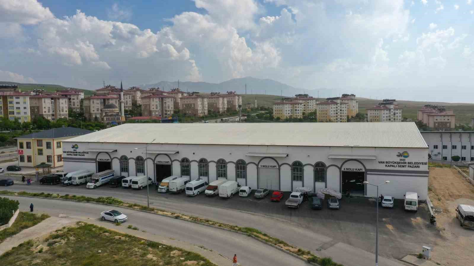 Vali Balcı, kapalı semt pazarı esnafını ziyaret etti - Hepsi Van